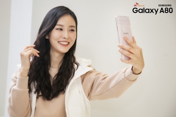 SKT, 국내 최초 앞뒤 카메라 회전 '갤럭시A80' 단독 출시