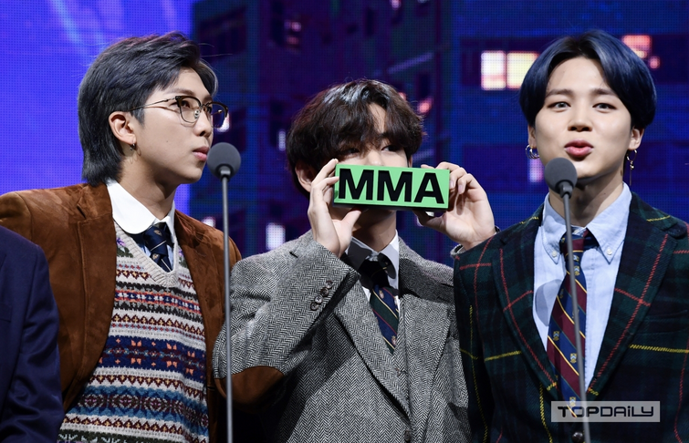 'MMA 2020' 방탄소년단(BTS), 트로피로 눈가리는 뷔