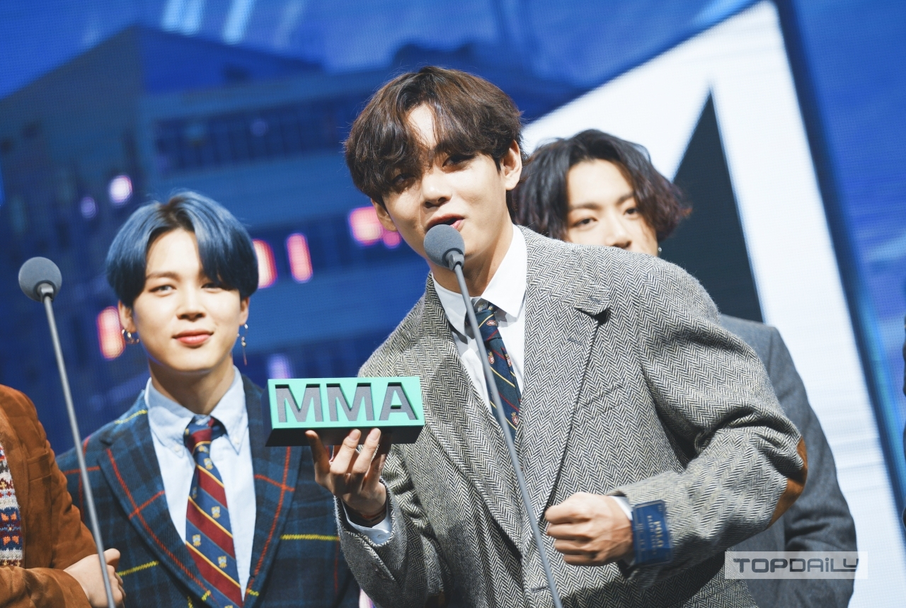 'MMA 2020' 방탄소년단(BTS) 뷔, 트로피 들고