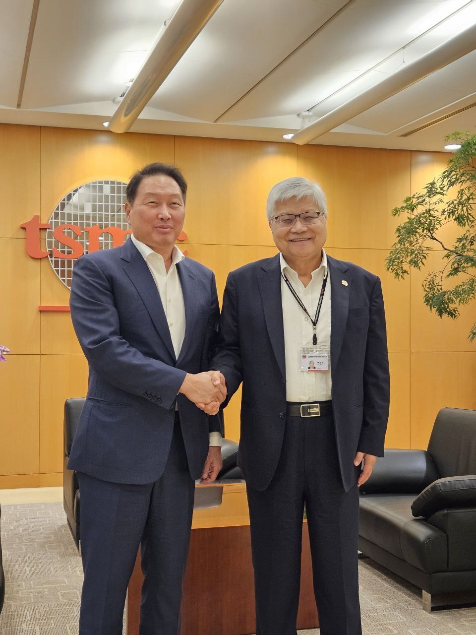 SK Chairman Choi Tae-won goes on a business trip to the U.S.… Big Tech ...