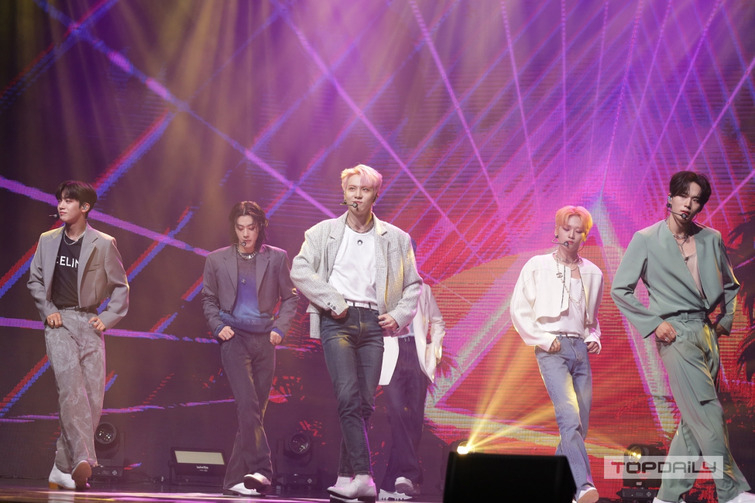 위아이(WEi), 열정넘치는 무대