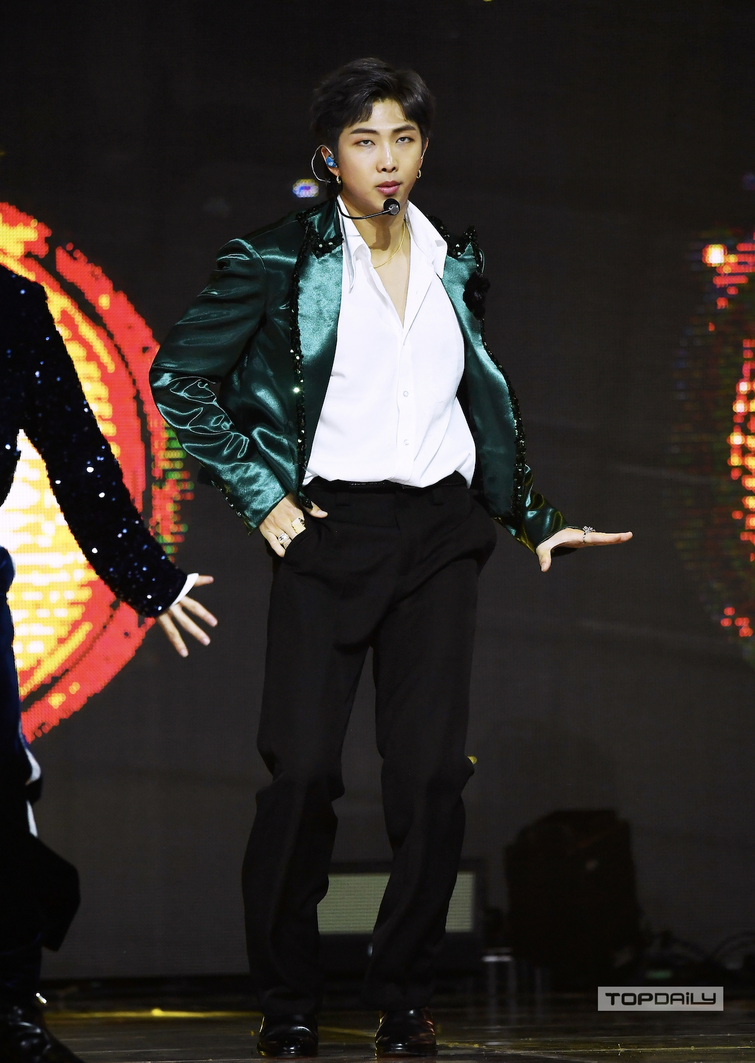 'MMA 2020' 방탄소년단(BTS) RM, 짙은 남성미