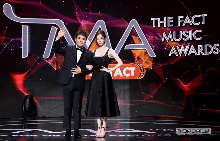 '2020 TMA' 전현무X서현, 다정하게 팔짱끼고