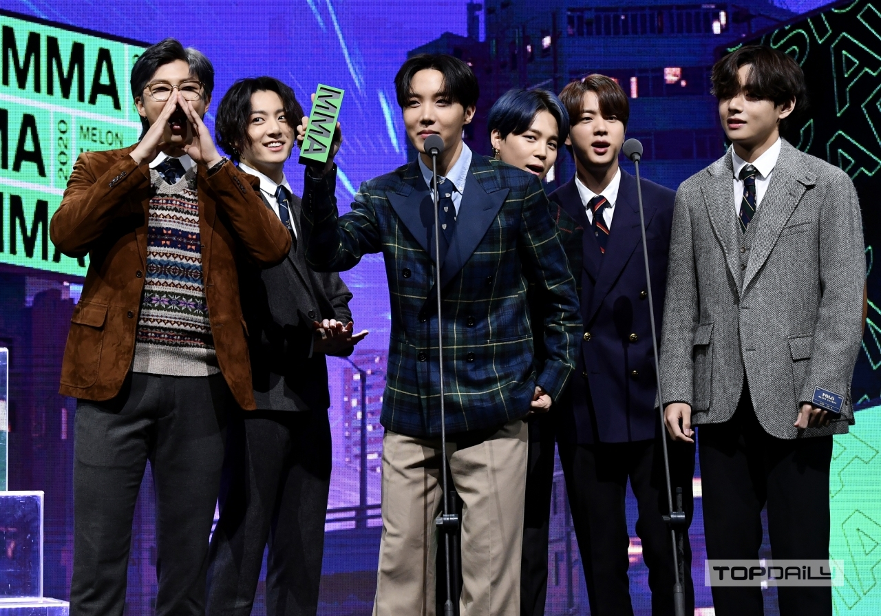 'MMA 2020' 방탄소년단(BTS), 상받고 신이나~