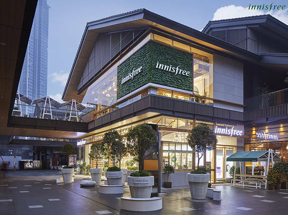 Road shops are coming back to life... but only 'Innisfree' is falling ...