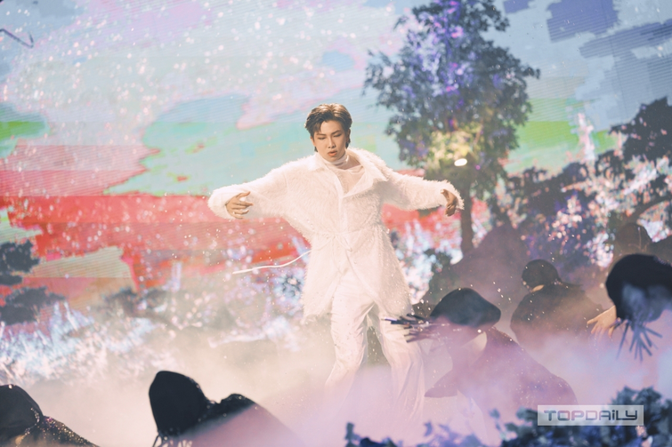 'MMA 2020' 방탄소년단(BTS) RM, 눈빛에 숨멎