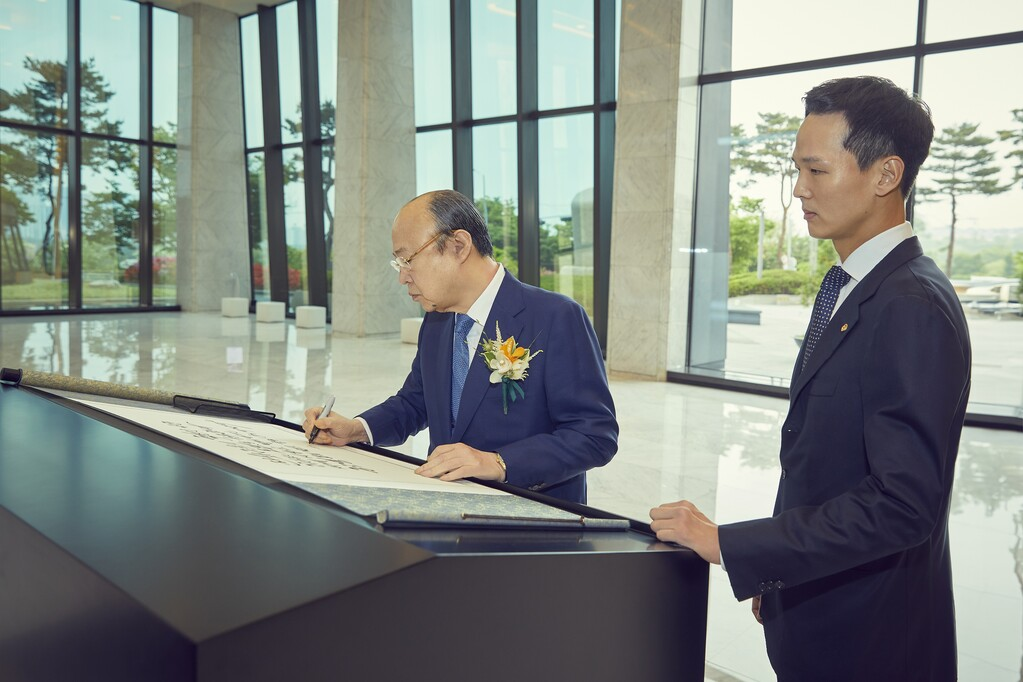 ①The three brothers, each focusing on 'strengthening competitiveness ...