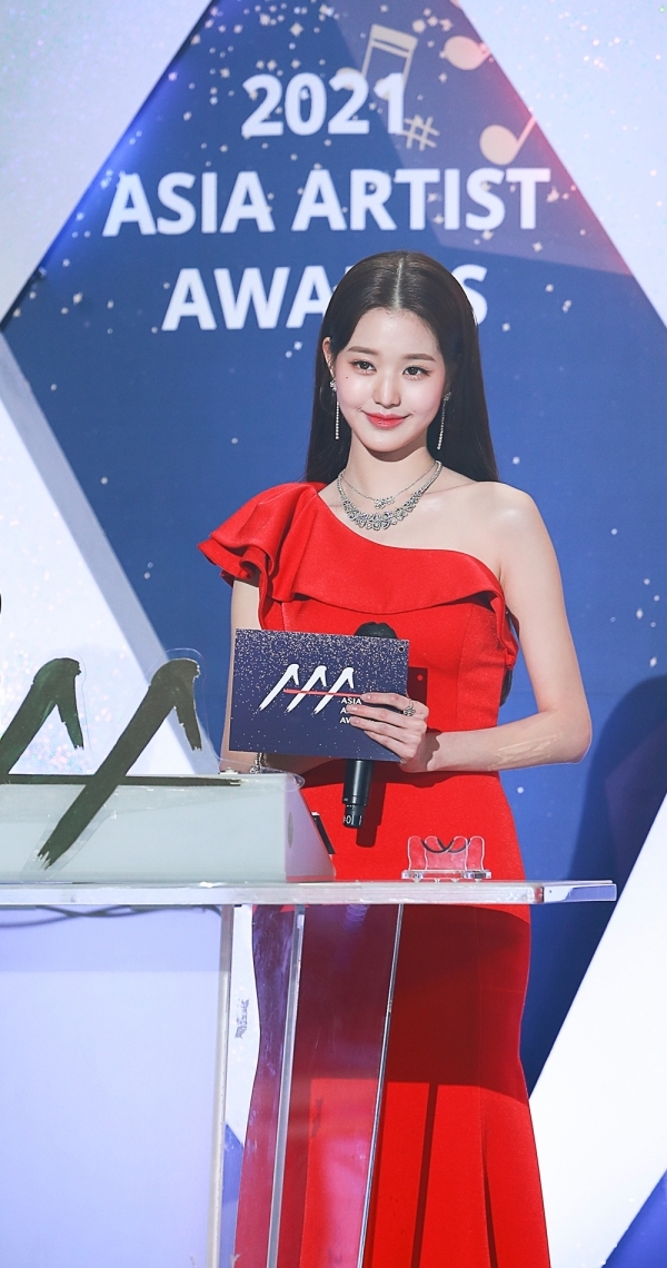 아이브 원영, '믿고 보는' MC로 거듭…'뮤직뱅크→2021 AAA'까지 활약