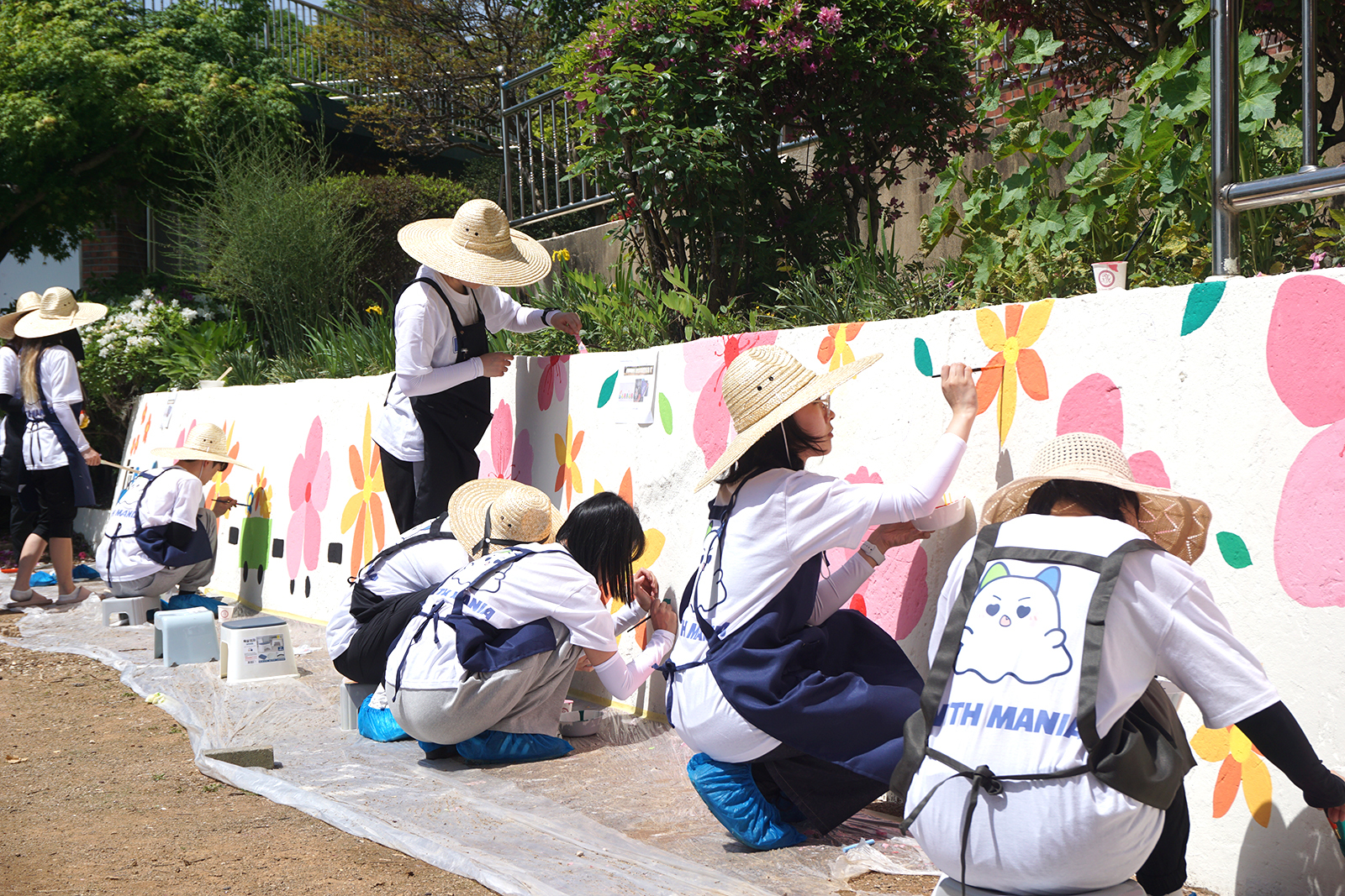 IMI, volunteer work to visit child care facilities and draw murals