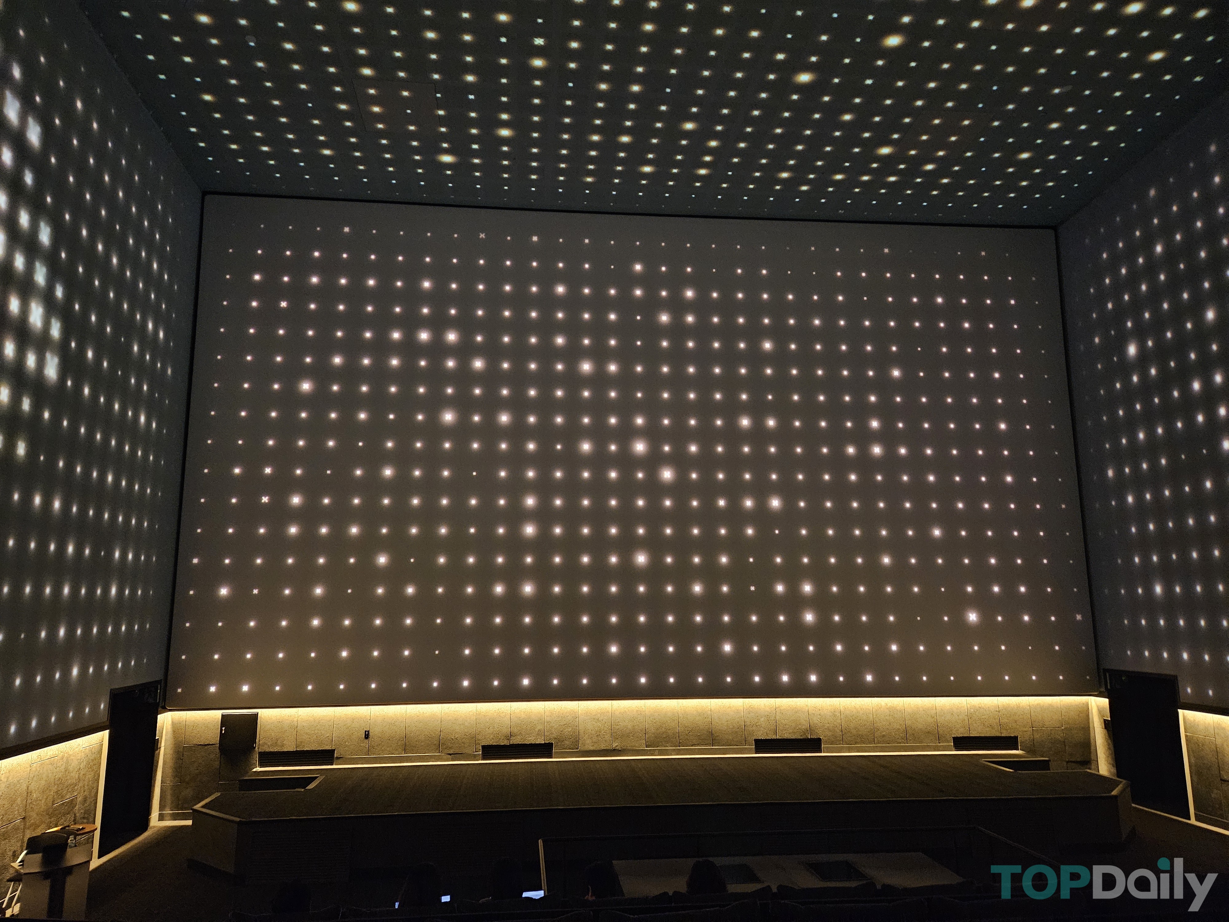 CGV, 세계 최초 4면 SCREENX관 론칭